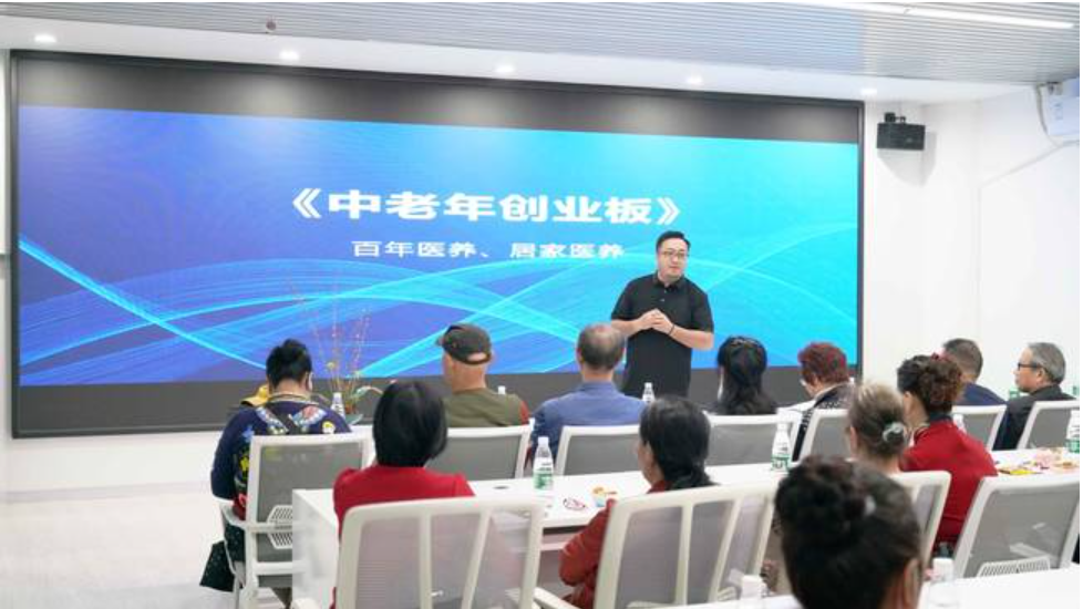 4月动态：腾讯发布银发精明消费者画像；京东推长辈模式；中老年网购用户同比增167%；银发海淘族暴增；老年鞋打响明星代言营销战……丨AgeClub