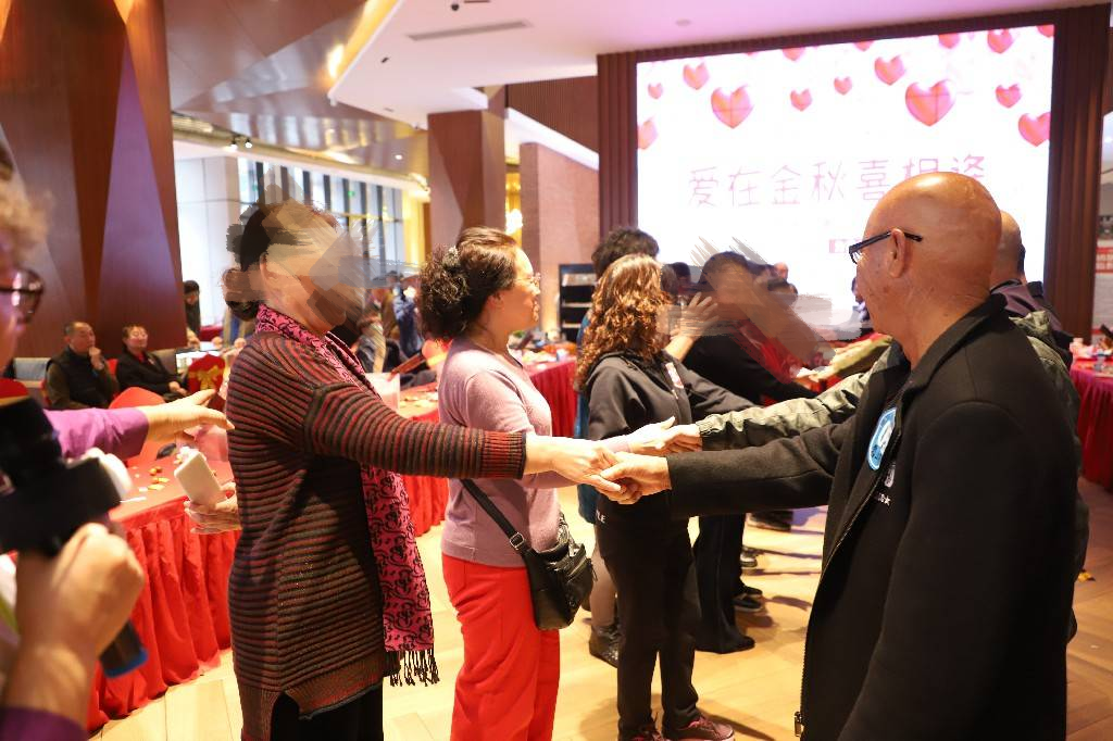 国庆长假返乡，我发现了独居老人直播间的“秘密”丨AgeClub