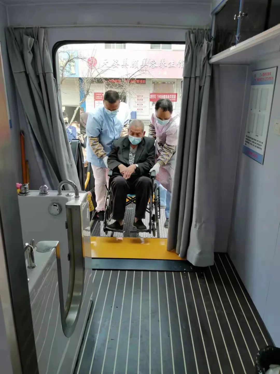 当“助浴车”开进乡村丨AgeClub