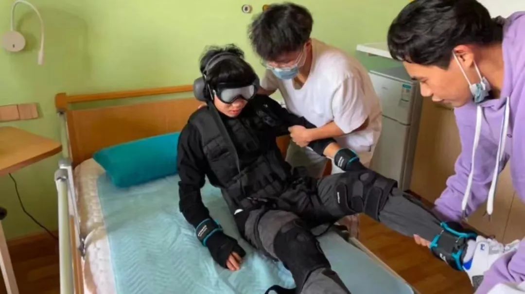 为了养老，老年人开始与90后同居丨AgeClub